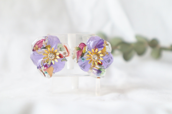 押し花のフラワーイヤリング/ピアス ライラックカラー イヤリング・ノンホールピアス mayuna 通販 14504149｜Creema(クリーマ)
