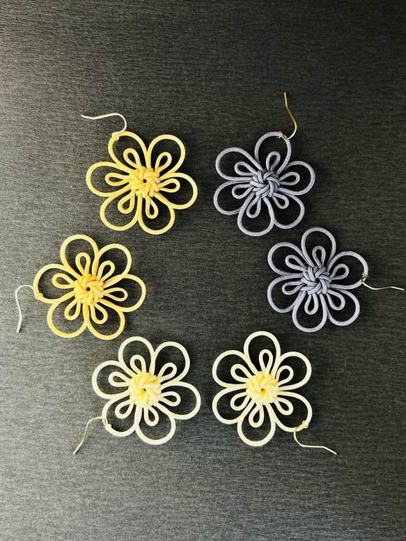 【受注生産品】大きなお花の揺れるピアス＊鼠灰色 ピアス（フック・チェーン） ひだまり工房 通販 14504171｜Creema(クリーマ)