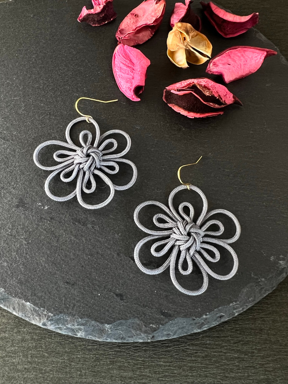 【受注生産品】大きなお花の揺れるピアス＊鼠灰色 ピアス（フック・チェーン） ひだまり工房 通販 14504171｜Creema(クリーマ)