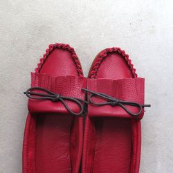 特集掲載／年中使える！大人のきれいめ本革モカシンシューズ／レッド スリッポン EMA 通販 14514637｜Creema(クリーマ)