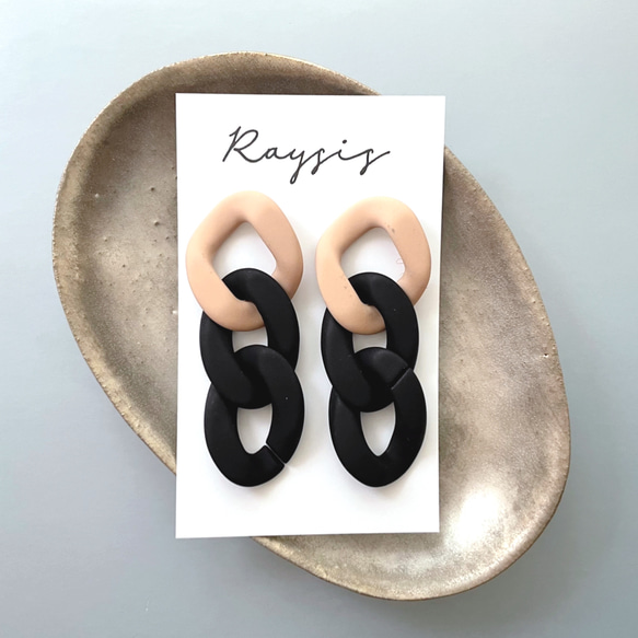 【Raysis Tokyo】アクリルチェーンピアス ミルクティーカラー×ブラック ピアス（スタッド・一粒） Raysis Tokyo 通販 ...