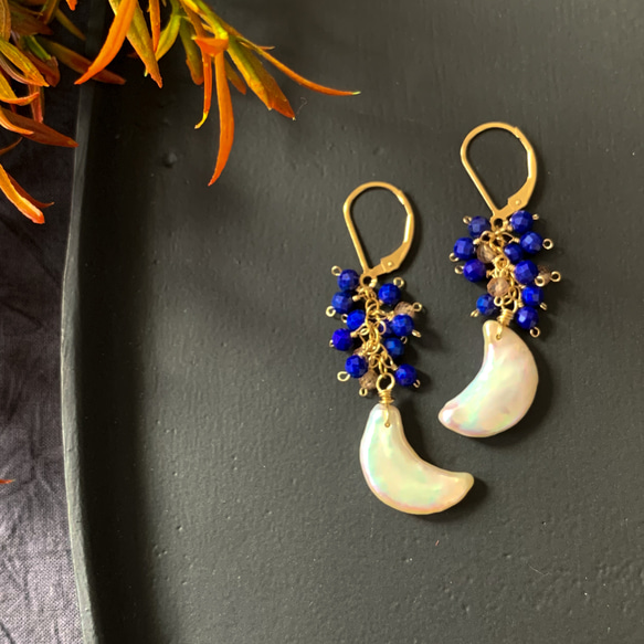 【Creema限定】14kgf* 月牙珍珠青金石夜空耳環/耳環 垂墜耳環 marimello 的作品｜Creema