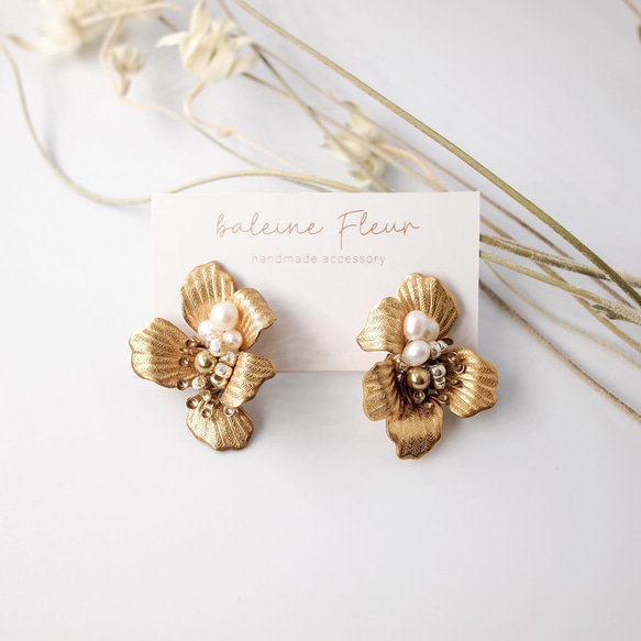 『dignified』 真鍮 フラワー お花 淡水パール ピアス イヤリング アシンメトリー ピアス（スタッド・一粒 ...