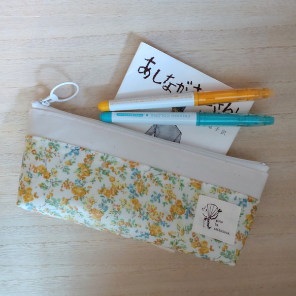 〈リバティ〉ラミネート・切り替えペンポーチ（20㎝ファスナー） ポーチ オカメインコの休日 通販 14571345｜Creema(クリーマ)