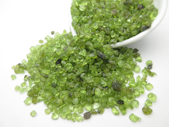 【ペリドットさざれ】/1set(105g)/【8月誕生石】/【暗闇に光をもたらしポジティブな力を授ける『太陽の石』】w3 天然石 kizuna 通販 14576313｜Creema(クリーマ)