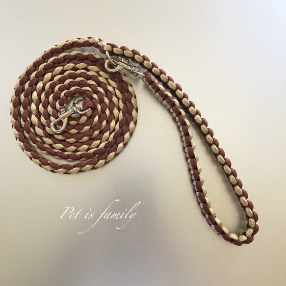 【送料無料】どこにでもクルッとつけられる「パラコードカフェリード」（ブラウン/ゴールド）（sl-039） リード・首輪 pet.is.family 通販 14671744｜Creema(クリーマ)