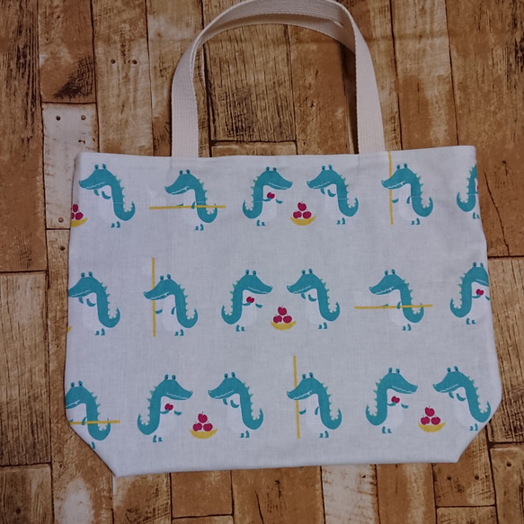 トートバッグ 〈リンゴの後には歯磨きワニさん〉 トートバッグ くくり 通販 14696535｜Creema(クリーマ)