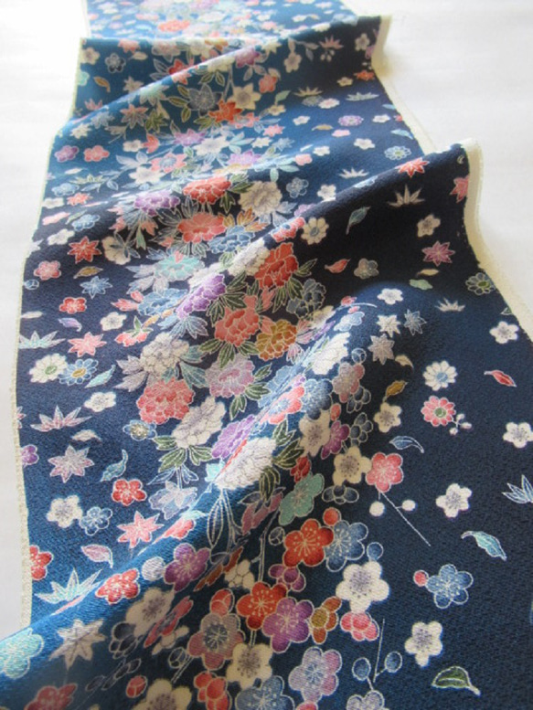 紺色ぼかし 本加賀友禅 四季花模様 正絹 丹後ちりめん No.68-2 おくみ部分 【長さ135cm×幅18cm】着物 生地 わふのいろ 通販 ...