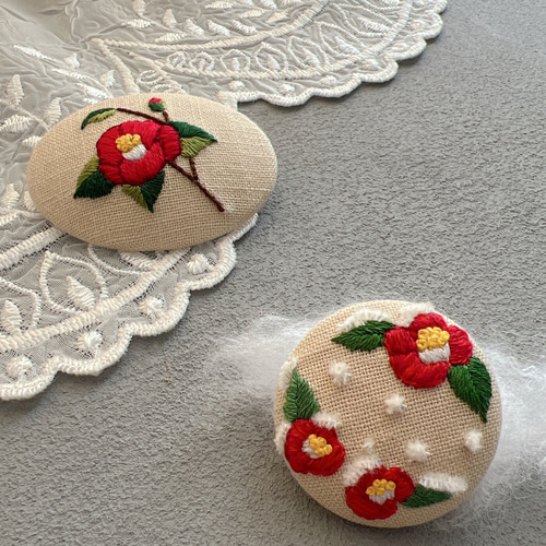 雪積もる椿 刺繍ブローチ くるみボタン 和風 冬 花 ブローチ mu 雪積もる椿 刺繍ブローチ くるみボタン 和風 冬 花 ブローチ mu