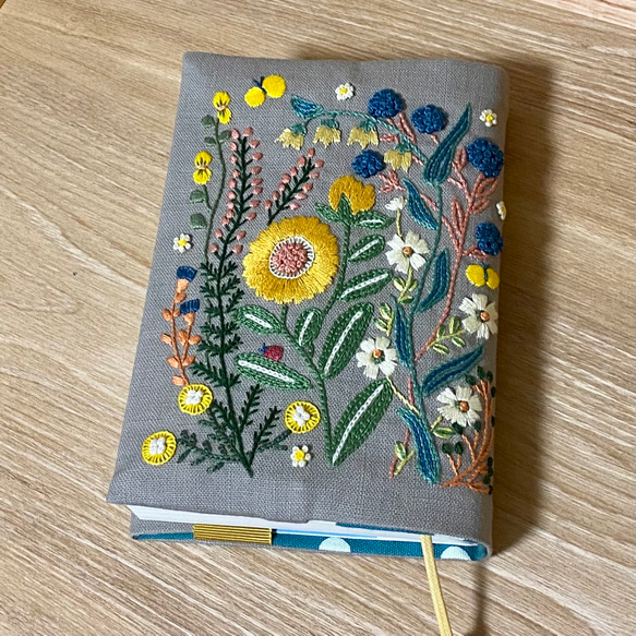 CHRIS様 手刺繍ブックカバー＊クリスマスローズ ブックカバー sorairo 通販 14715510｜Creema(クリーマ)