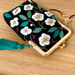 CHRIS様 手刺繍ブックカバー＊クリスマスローズ ブックカバー sorairo 通販 14715510｜Creema(クリーマ)