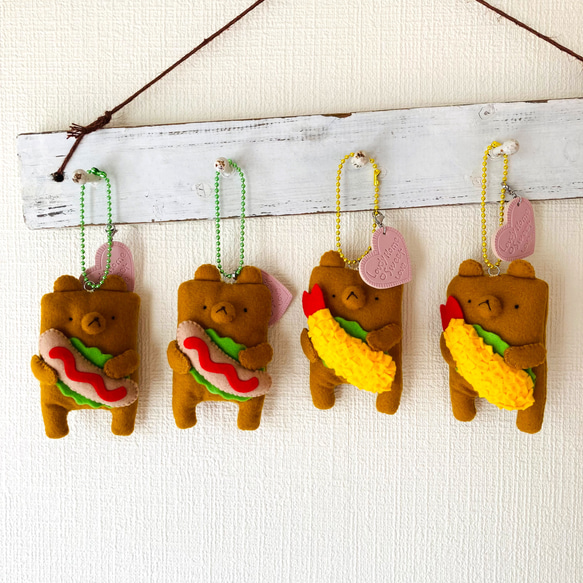【クマのハグパン キーホルダー】エビフライ・ソーセージ ハートのタグつき フェルトのマスコット クマ 手作りおもちゃ おもちゃ・人形 名札屋 ...