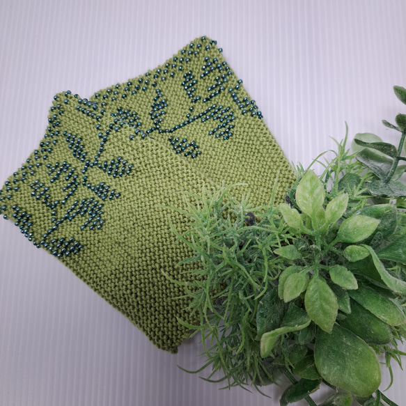 リーフ模様のリストウォーマー ビーズでリーフ模様を編み込んでいます 手袋・ミトン あみもの屋 ふうちゃん 通販｜Creema(クリーマ ...