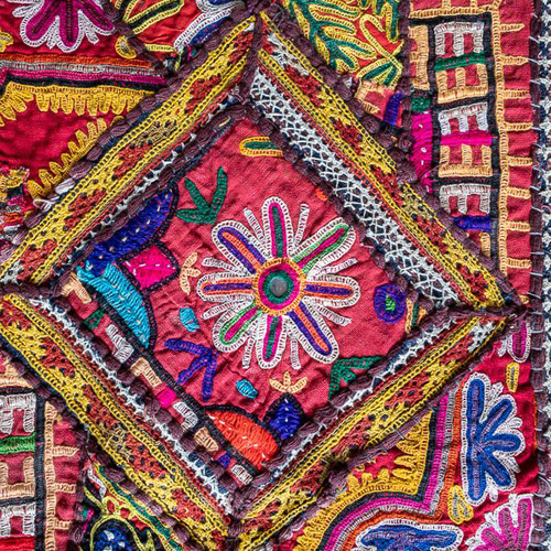 インド グジャラート州カッチ地方 刺繍パッチワークタペストリー インド グジャラート州カッチ地方 刺繍パッチワークタペストリー
