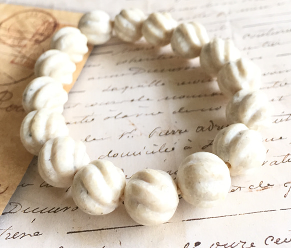 心身のストレスを和らげ、リラックスした時間を運ぶ ︎緊張・疲弊した精神状態から解放 ︎生成りがかわいいリバーストーン ブレスレット ...