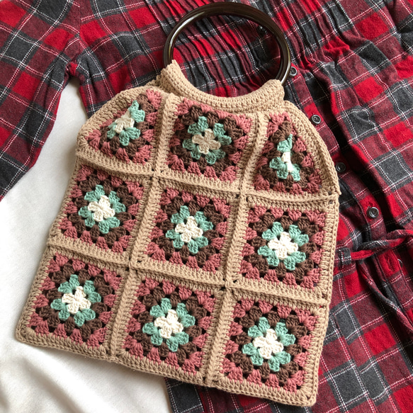 レトロ可愛いグラニースクエアの持ち手リングバッグ・オールドローズ＆ベージュ かごバッグ kou_garden 通販 14780946｜Creema(クリーマ)