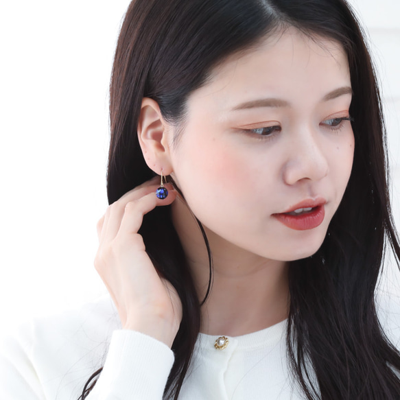 ホタル石のピアス 金属アレルギー対応 チタン 樹脂 K14GF 一粒丸玉 紺 黒 青 レディース 可愛い ピアス ピアス（フック・チェーン） Anna 通販 14826481｜Creema(クリーマ)