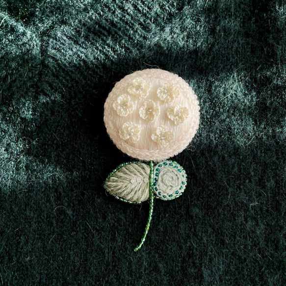 【round flower‪‪ white 】糸とビーズのブローチ ブローチ ciel de non 通販 14840655｜Creema(クリーマ)
