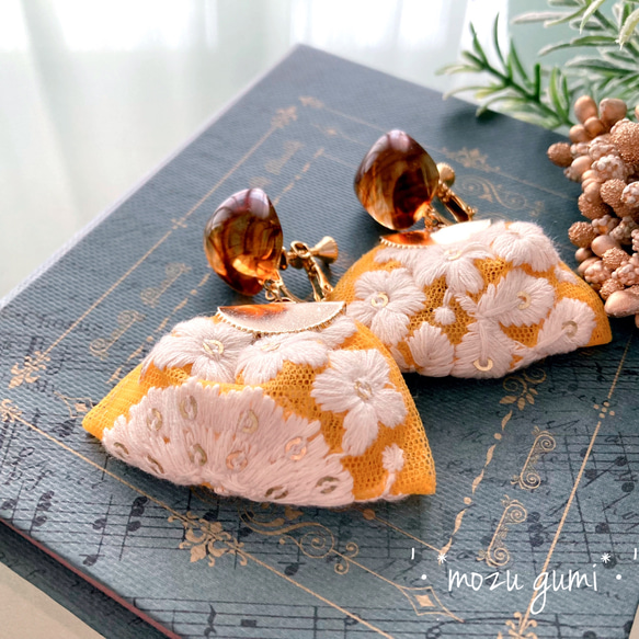 インド刺繍リボンのイヤリング（イエロー×ブラウン） イヤリング・ノンホールピアス mozu gumi 通販 14845385｜Creema(クリーマ)