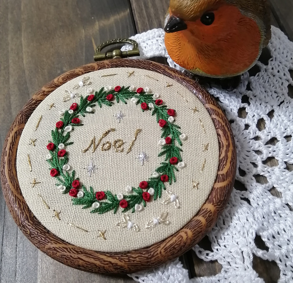 クリスマスリース刺繍の壁飾り《小》 その他アート HanaDaisy クリスマスリース刺繍の壁飾り《小》 その他アート HanaDaisy