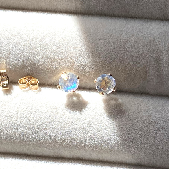 14KGF 宝石質レインボームーンストーンピアス 七色の煌めきと月のような静けさ ピアス（スタッド・一粒） 愛珠-aishu-｜天然石アクセサー店 通販 14930199｜Creema(クリーマ)