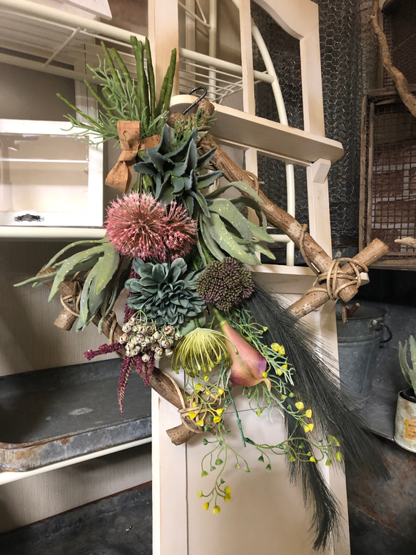 シャビーシックな木材リースのスワッグ、コサージュ、アンティークフラワー、フェイク、多肉植物、ブーケ 多肉植物 hokka（穂香穂香）かんのじゅえり 通販｜Creema(クリーマ) 14932310