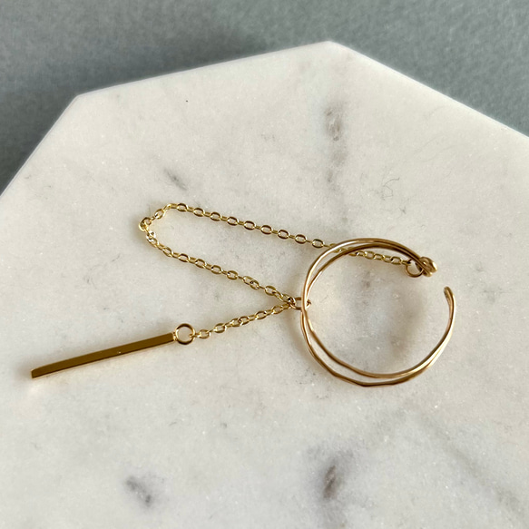 14kgf使用 チェーンとバーが揺れるフープ型イヤーカフ 片耳用 イヤーカフ Dorly 通販 14946982｜Creema(クリーマ)