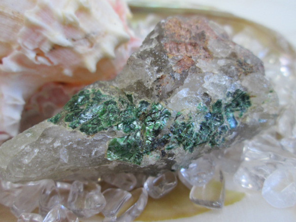天然石 原石 フックサイト入りクォーツ（グリーンモスコバイト） 61g 天然石 Rose Stone 通販 14947273｜Creema(クリーマ)