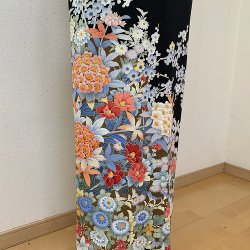 加賀友禅 沈丁花 枝梅 百合 作家モノ黒留のVネックシンプル 加賀友禅 沈丁花 枝梅 百合 作家モノ黒留のVネックシンプル