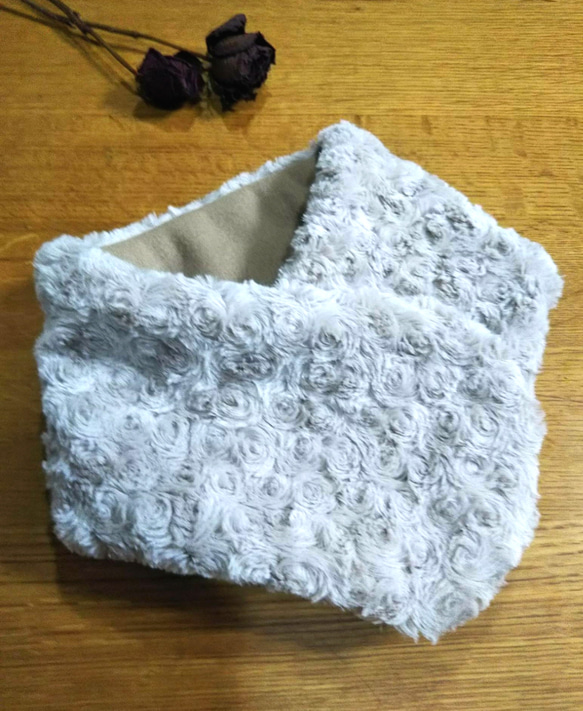 在庫整理価格1名様 300円引き価格 ローズファー ️新色・グレージュ ️スクロールファー・大人可愛い・ネックウォーマー トートバッグ 足踏み ...