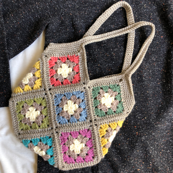 レトロ可愛いグラニースクエアのトートバッグ・ダークベージュ＆カラフル トートバッグ kou_garden 通販｜Creema(クリーマ) 14988451