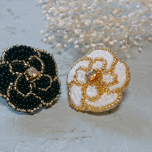 カメリアのピンバッジ 大人可愛い クリスマス お花 ブローチ r.fait.main 通販｜Creema(クリーマ)