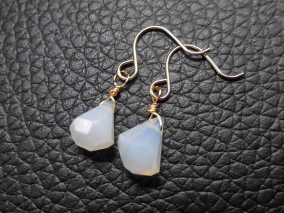 【SALE】【14kgf】雫形半貴石ホワイトオパールの1粒ピアス D6￥940→￥500 ピアス（フック・チェーン） KAZEYA－かぜやー 通販｜Creema(クリーマ) 15028552