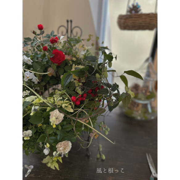 初出品⭐︎ 赤がポイントのふんわりナチュラルリース 根っこがついた生きたリースです。 リース 風と根っこ 通販 15075414｜Creema ...