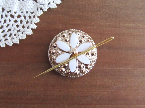 マグネットのピンクッション 大 ゴールドボタン 白フラワー その他インテリア雑貨 rinae 通販 15075735｜Creema(クリーマ)