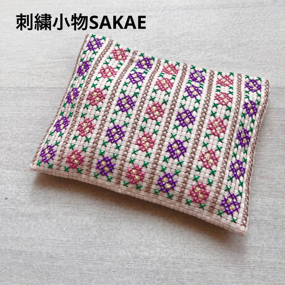 ハンドメイド手縫い刺繍小さめ花畑ポーチ ポーチ SAKAE-SISYUU 通販 15077752｜Creema(クリーマ)