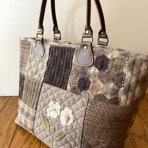 アップリケと刺繍のパッチワークキルトバッグ トートバッグ アップリケと刺繍のパッチワークキルトバッグ トートバッグ