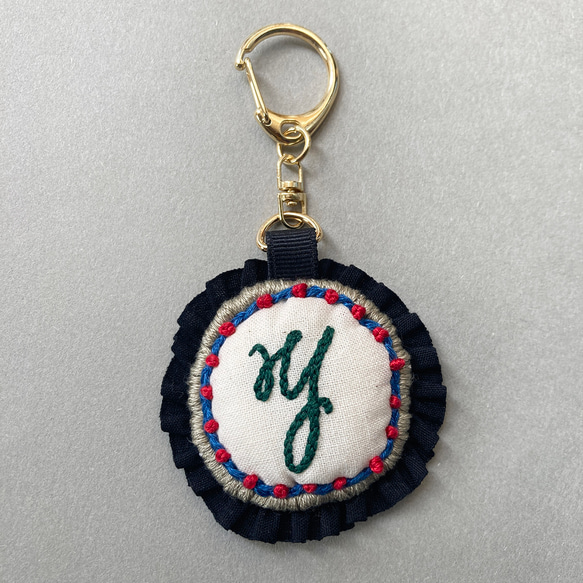 刺繍のイニシャルチャーム（キーホルダー）【Y】 その他雑貨 serry 通販 15108545｜Creema(クリーマ)