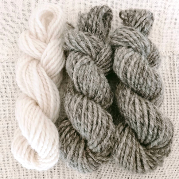 お値下げ Woolly★手紡ぎ糸セット (グレー杢糸＆オフホワイト）計161g 毛糸 Woolly 通販｜Creema(クリーマ) 15114057