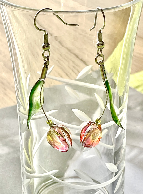 チューリップのピアス ワイヤーフラワー レジンアクセサリー ピアス（フック・チェーン） kame-mama 通販｜Creema(クリーマ)