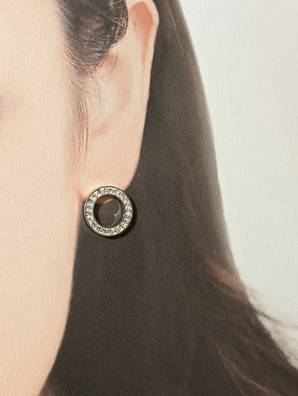 半額お値下げステンレスサークルスワログルーデコピアス4色 ピアス（その他） Yoko Shine 通販 15123047｜Creema(クリーマ)