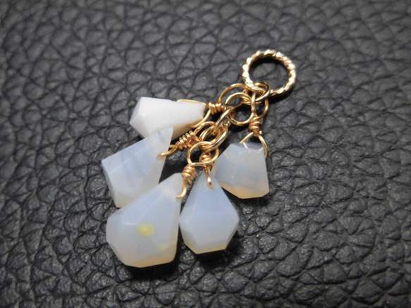 【SALE】【14kgf】雫形半貴石ホワイトオパールのじゃらじゃらペンダントトップ D3￥1600→￥800 ペンダントトップ KAZEYA－かぜやー 通販 15123601｜Creema(クリーマ)