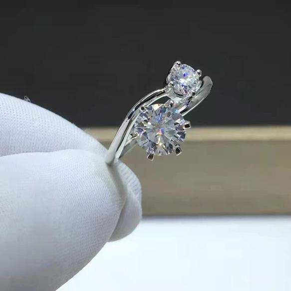 【newデザイン】モアサナイト ダイヤ リング K18WG 指輪・リング ルイ 通販｜Creema(クリーマ) 15137952