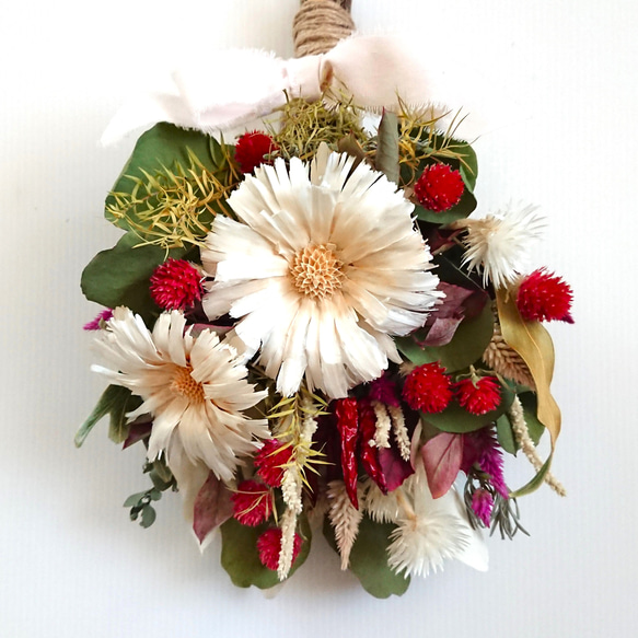 ワイルドフラワー・白いリペンス・ロゼッタと赤い千日紅、唐辛子のナチュラルで可愛いドライフラワースワッグ ドライフラワー ...