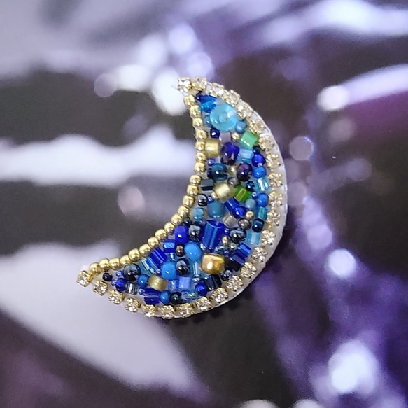 ブルームーン♡青く輝く月 ビーズ刺繍ブローチ ブローチ AYA工房 通販 15157193｜Creema(クリーマ)