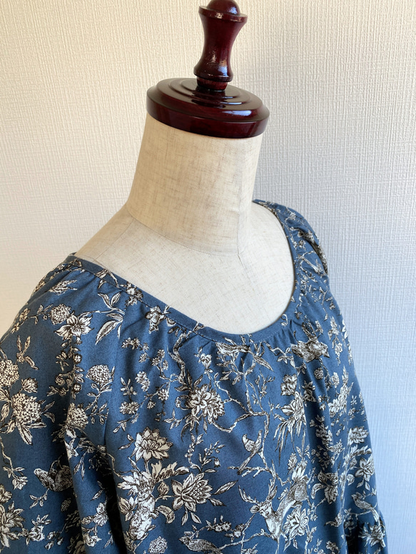 動物たちと草花柄＊くすみカラーの長袖ワンピース＊アンティーク クラシカル＊ゆったりラグラン＊綿100％＊スモーキーブルー ワンピース ...