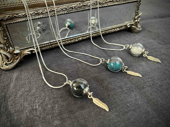 【誕生日や記念日のプレゼントに最適】羽根のチャームとビーズがかわいい フェザースモールボールネックレス（下ハネ） ネックレス・ペンダント ...