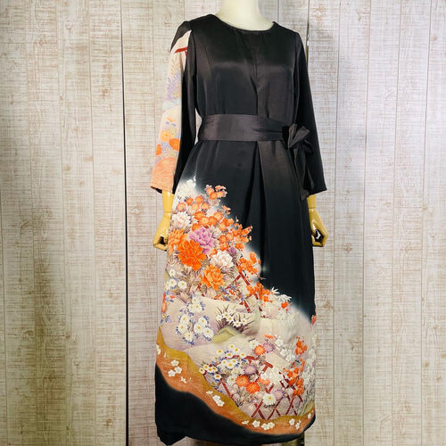 着物リメイク*牡丹に枝梅菊模様刺繍正絹黒留袖ワンピースM 着物リメイク*牡丹に枝梅菊模様刺繍正絹黒留袖ワンピースM