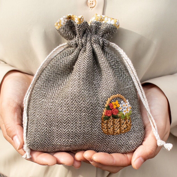 刺繍巾着ポーチ 花かご刺繍 茶系ヘリンボーン織りリネン 巾着バッグ tukuru-Risa-broderie 通販｜Creema(クリーマ)