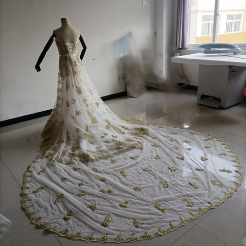 華やか ゴールドドレス 花柄のモチーフのシャンパン色の刺繍が美 華やか ゴールドドレス 花柄のモチーフのシャンパン色の刺繍が美